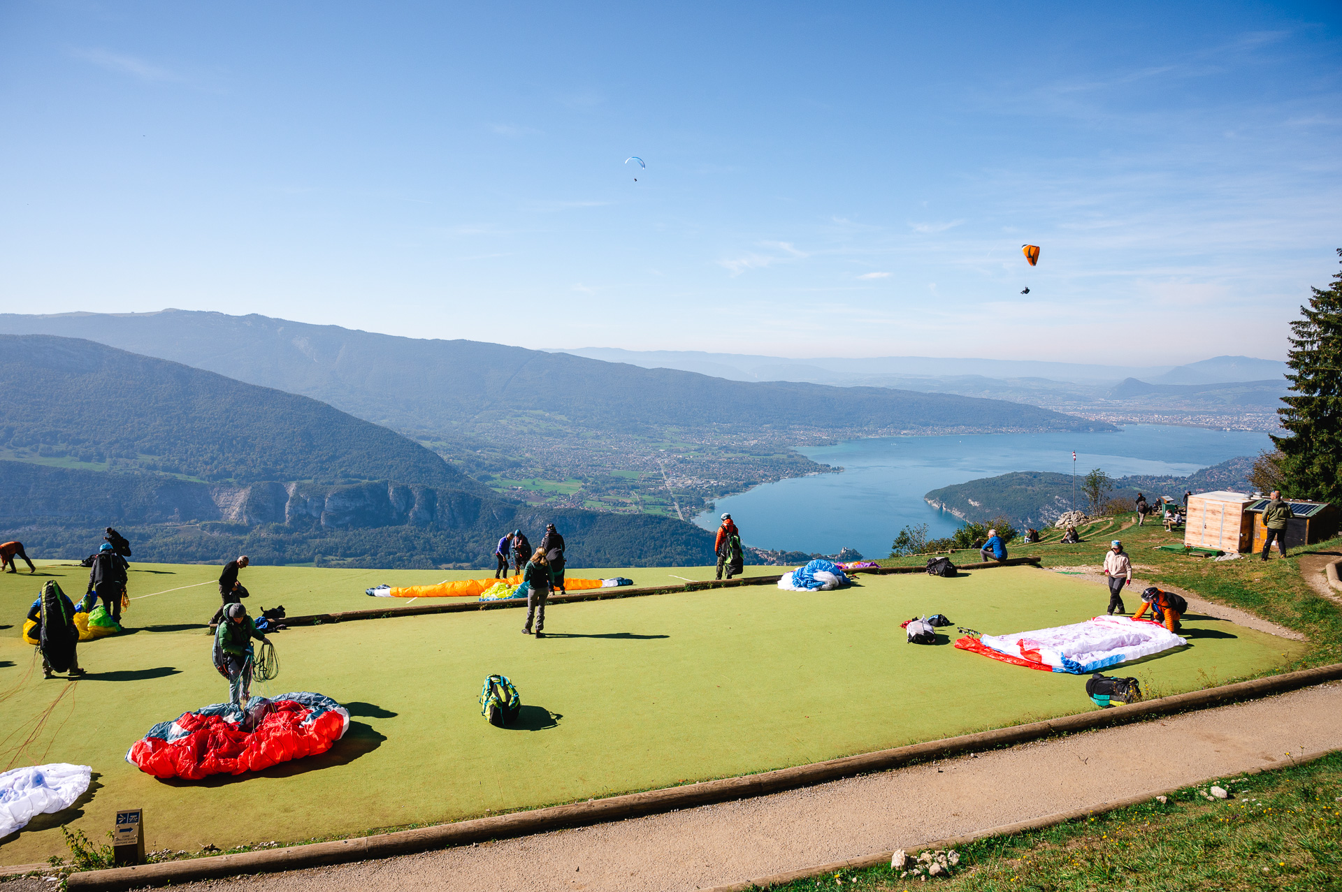 Col de la Forclaz : parapente au dessus du lac d'Annecy