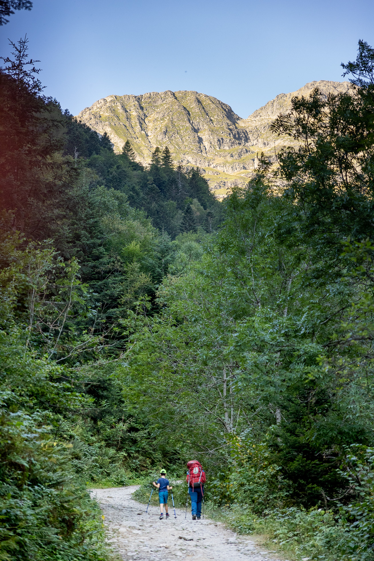 Randonnée au lac d'Oo et refuge d'Espingo - granges d'Astau