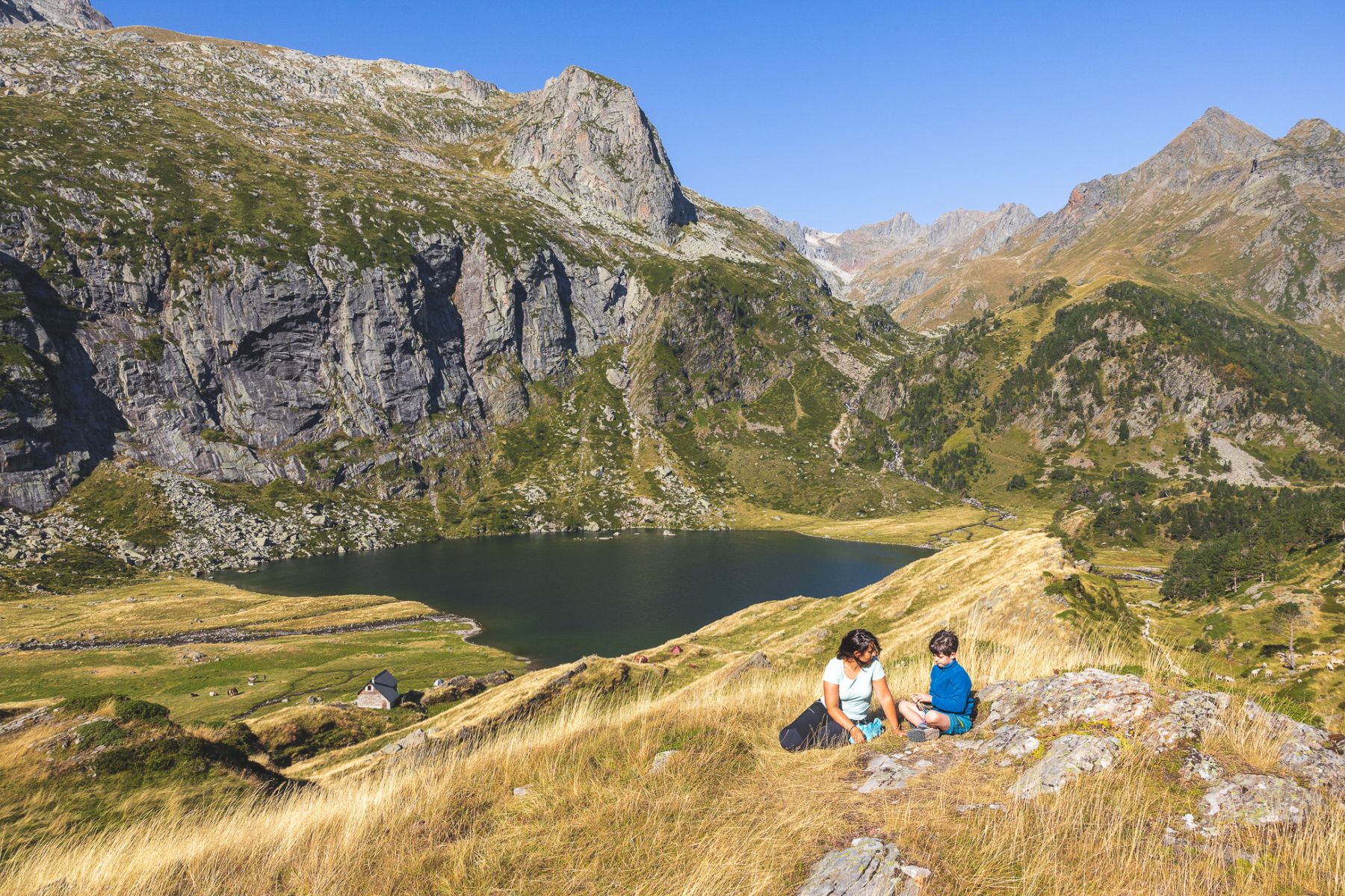Randonnée au lac d'Oo et refuge d'Espingo - granges d'Astau